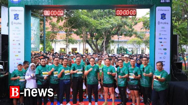 Pj. Gubernur Jatim Berangkatkan Ribuan Peserta Surabaya Medic Air Run 2024